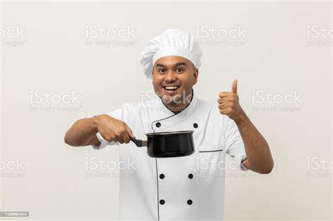 제복을 입은 젊은 아시아 남자 요리사는 부엌에서 요리하는 수프 냄비기구를 들고 고립 된 배경에서 다양한 제스처 액션을 취합니다 인도 남자 직업 요리사 레스토랑과 호텔 고급