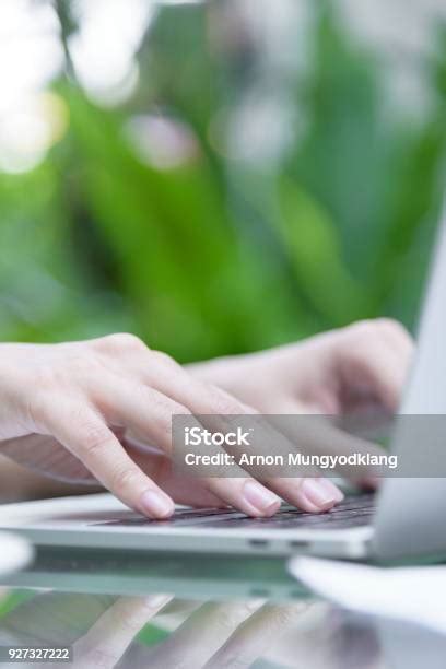 아시아 여자 손을 지는 흐린된 커피 컴퓨터와 창 밖에 보기 노트북 컴퓨터에 입력 하 고 갈색에 대한 스톡 사진 및 기타 이미지 갈색 거울 금 금속 Istock