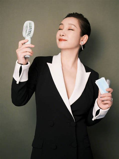 秦海璐身着西装长裙优雅帅气 尽显东方美感 搜狐大视野 搜狐新闻