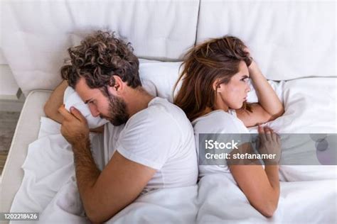 관계 개념입니다 침대에 누워 젊은 부부의 최고 보기 침대에서 싸우는 커플 부부 간의 관계와 문제에 대한 개념 성적 좌절 연인은 서로를 무시 무시하는에 대한 스톡 사진 및