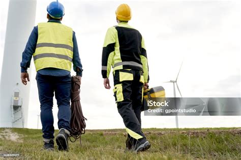 두 명의 유지 보수 엔지니어가 도구 상자를 들고 풍력 터빈을 향해 걸어가는 뒷모습 2명에 대한 스톡 사진 및 기타 이미지 2명 개발 건설 산업 Istock