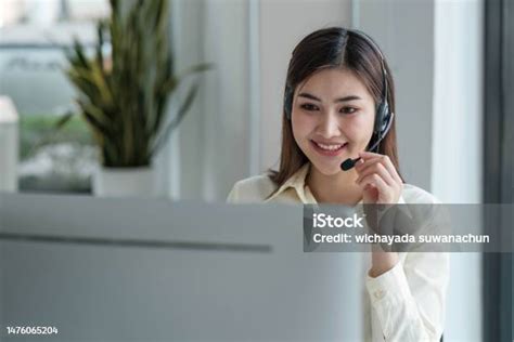 고객과 이야기하는 무선 헤드셋의 콜센터 운영자 마이크 상담 고객을 가진 헤드폰을 쓴 여성 고객 지원 서비스의 전화 고객 컴퓨터 화면을 보고 고객에 대한 스톡 사진 및 기타