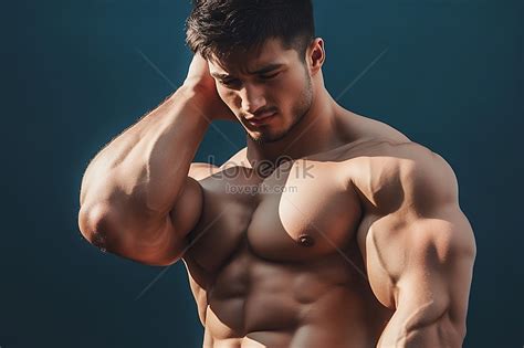 근육을 보여주는 보디 빌더