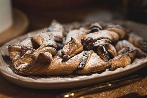 새해 테이블 손님을위한 간식 나무 배경에 크리스마스 트리 형태로 초콜릿을 곁들인 퍼프 패스트리 케이크 가족 휴가의 개념 텍스트에