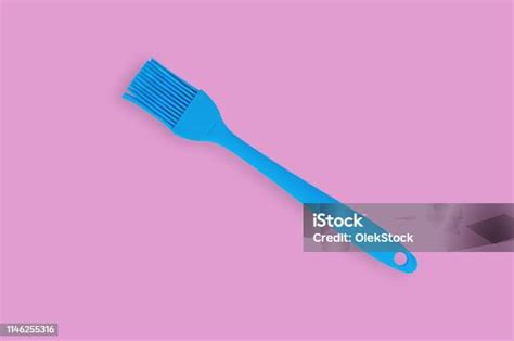 부엌에서 분홍색 테이블에 제과를 위한 플라스틱 손잡이를 가진 파란 고무 또는 실리콘 솔 플랫 레이 고무에 대한 스톡 사진 및 기타 이미지 Istock
