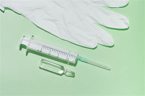 녹색 격리된 배경에 일회용 장갑이 있는 투명한 앰플과 주사기 뷰티 산업 코로나바이러스 예방 접종 개념 0명에 대한 스톡 사진 및 기타 이미지 Istock