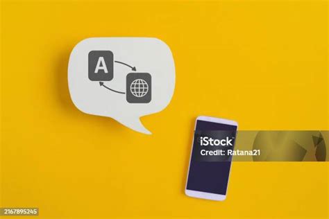 번역기 응용 프로그램 외국어 개념 노란색 배경에 번역 기호와 스마트 폰이있는 실제 흰색 음성 거품 종이의 평면도 0명에 대한 스톡 사진 및 기타 이미지 Istock