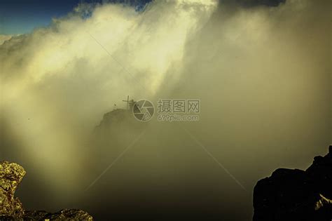 浓雾笼罩着克里米亚的AiPetri山峰在伸出手臂的水平上高清图片下载 正版图片506298004 摄图网