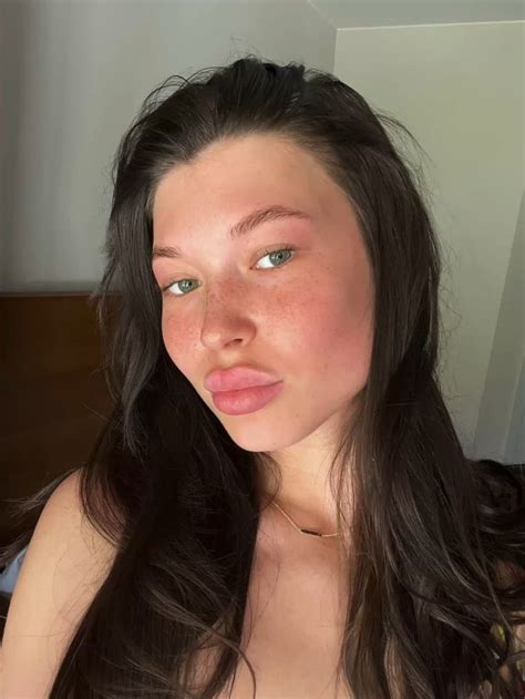 Девушка с веснушками в 2024 г Натуральная красота Веснушки Красота