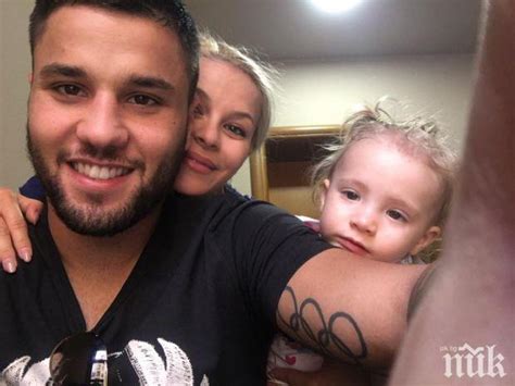 БОМБА Деси Слава чака бебе гигант Бременната чалга дива е огромна СНИМКА Информационна