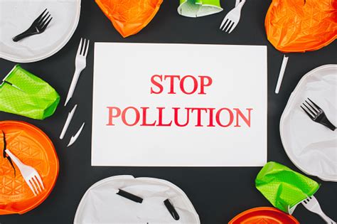 플라스틱 오염 개념입니다 단어가 있는 종이는 일회용 깨진 플라스틱 판의 중앙에 오염을 중지 하 고 어두운 배경에 포크 세계 지구의 날의 개념플라스틱 무료 유럽 지침 평면도