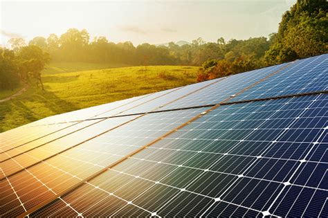 태양 전지판과 녹색 자연 재생 가능 에너지 기업 가정 및 스마트 시티에 지속 가능한 에너지 새로운 세대의 힘 생태계 깨끗하고 환경 친화적입니다 0명에 대한 스톡 사진 및