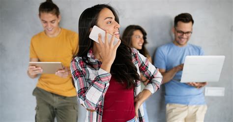 현대 교육 비즈니스 스타트 업 우정 기술 및 팀워크 개념 사진 Unsplash의 컴퓨터 이미지