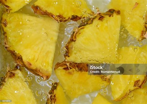 흰색 배경에 노란색 파인애플의 신선한 조각을 클로즈업합니다 흰색 배경에 반짝이는 물에 파인애플 조각 클로즈업 수평 이미지 0명에 대한 스톡 사진 및 기타 이미지 Istock