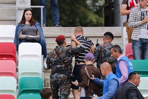 На матче Беларусь — Сан Марино задержали за бело красно белый флаг