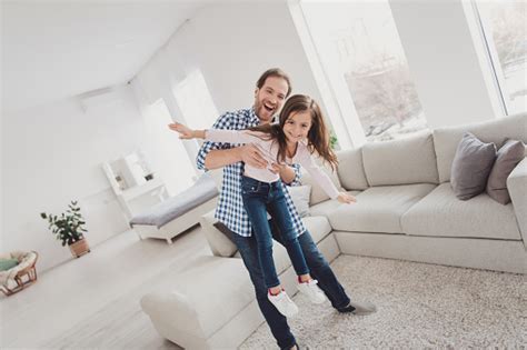 좋은 귀여운 사랑 스러운 매력적인 쾌활 한 명랑 기쁜 재미 펑키 프리 십 대 소녀 잘생긴 수염 아빠 아빠가 재미 백 일 몽