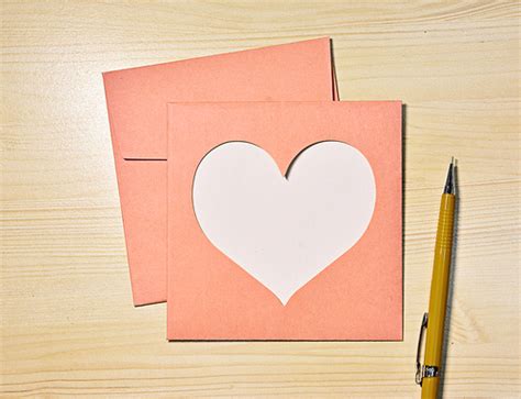 유토이미지 사랑하는 그대에게 하트모양이 새겨진 핑크색 편지봉투에 사랑한다는 고백을 적어 보내주세요