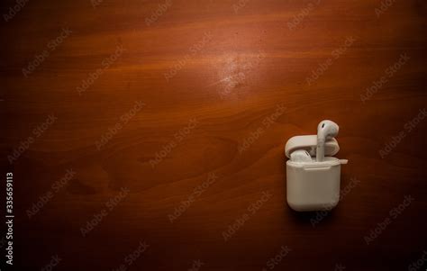 Modernos Audifonos Inalambricos Blancos Modern White Wireless Headphones Stock Photo Adobe Stock