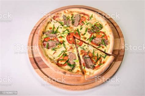 배경에 고립 된 둥근 나무 도마에 고기 피자를 잘라 녹은 치즈를 곁들인 고기 피자 조각 고기에 대한 스톡 사진 및 기타 이미지 고기 고추류 다양 Istock