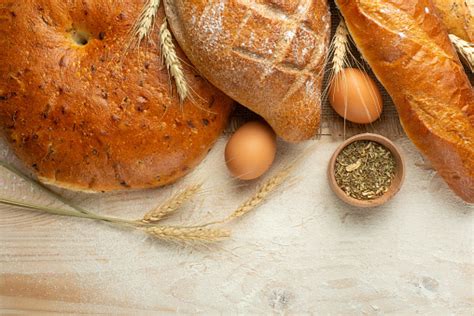 밀가루와 밀 계란 및 빈 공간 나무 테이블에 신선한 빵 제빵 베이커리 개념 곡초류에 대한 스톡 사진 및 기타 이미지 곡초류