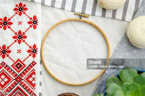 둥근 자수 후프 프레임이 있는 머랭 수제 제퍼 마시멜로 전통 장식과 에케베리아 식물이 있는 자수 냅킨 모형 카드 조리법 음식 메뉴 공예품을 위한 템플릿 가정 주방에 대한