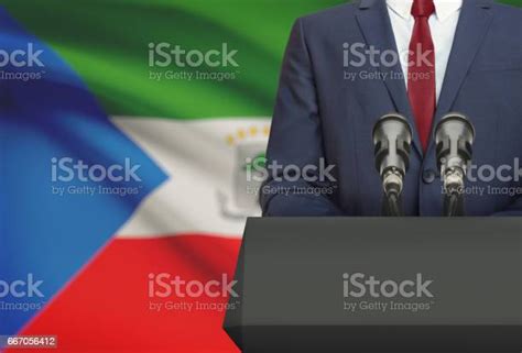 적도 기니 적도 기니 적도 기니 배경에 국기와 연단 뒤에서 연설을하는 사업가 또는 정치인 기에 대한 스톡 사진 및 기타 이미지 Istock