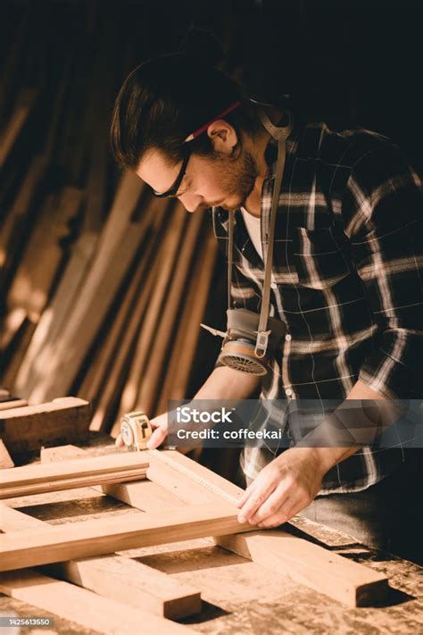 전문 목수 남자 정통 수공예 목재 노동자 소목 장 또는 가구 빌더 홈 Diy 프로젝트 메이커 Malevertical Shot 25 29세에 대한 스톡 사진 및 기타 이미지