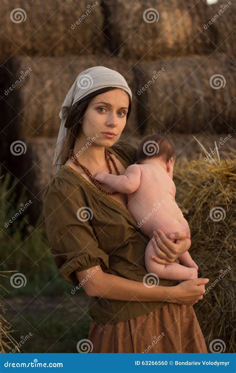 Madre Joven Con Un Beb Foto De Archivo Imagen De Hembra