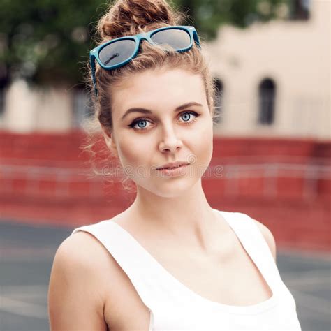 Красивая сексуальная дама в белой футболке с чашкой Того на Cou спорта Стоковое Фото