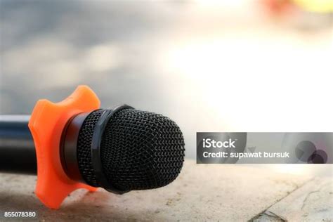 마이크 오렌지 스탠드에 배치 됩니다 배경 빛 이다입니다 텍스트를 작성 하는 공간이 있다 홍보를 표시 합니다 공간에 복사 합니다 0명에 대한 스톡 사진 및 기타 이미지