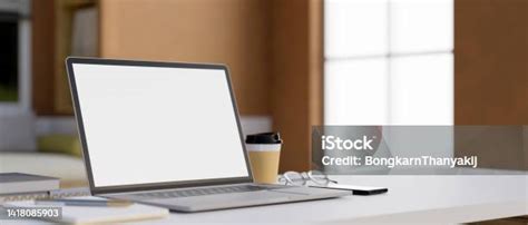 노트북 노트북 모형 및 테이블 위의 액세서리가있는 사무실 공간의 현대적인 편안한 작업 공간 0명에 대한 스톡 사진 및 기타 이미지 0명 3차원 형태 갈색 Istock
