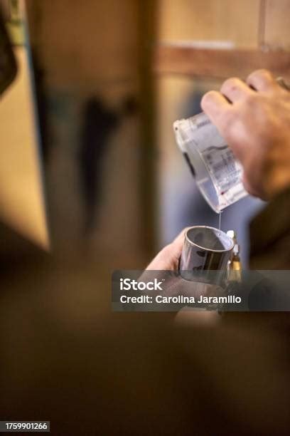 작업장에 있는 스프레이 페인트 총 탱크에 페인트를 붓고 있는 알아볼 수 없는 사람 그림 그리기에 대한 스톡 사진 및 기타 이미지