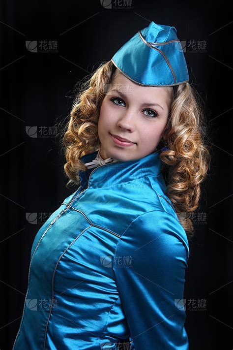 穿着制服的可爱女孩