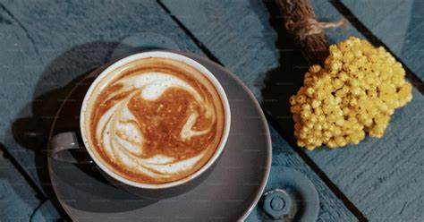 나무 테이블 위의 접시에 카푸치노 한 잔 사진 Unsplash의 커피잔 이미지