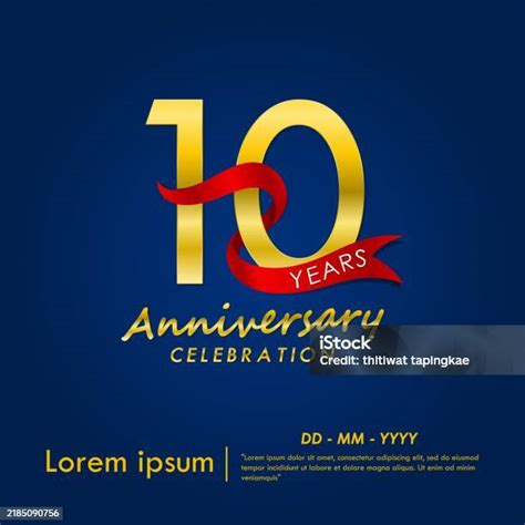 창립 10주년 기념 엠블럼 우아한 황금 기념일 로고는 진한 파란색 배경에 빨간 리본으로 고립되어 있습니다 웹 전단지 포스터 초대장 인사말 카드에 대 한 벡터 일러스트 레이