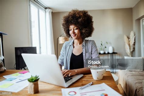 현대 가정에서 일하기 위해 노트북을 사용하는 아프리카 계 미국인 사업가 웹 회의에 대한 스톡 사진 및 기타 이미지 웹 회의