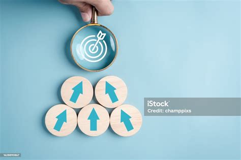 비즈니스 성장 성공 달성 개념 돋보기로 나무 블록 쌓기를 배치하여 고객 그룹 개발 개념을 계획하기 위한 계단 또는 사다리로 목표로 삼습니다 개발에 대한 스톡 사진 및 기타