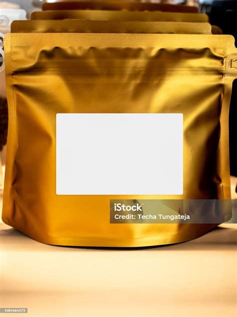 현대 금박 가방 커피 콩 포장 수직 스타일에 빈 빈 흰색 라벨 템플릿 모형 직사각형 스티커 레이블입니다 선반에 진열되어 있는