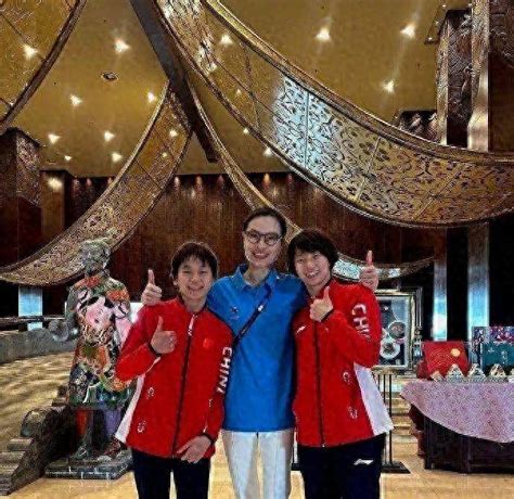 41岁郭晶晶同框37岁吴敏霞，一个大肚腩老阿姨，一个少女身材 意浏娱乐