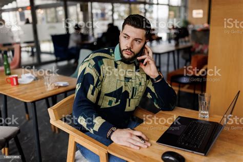 카페에서 노트북으로 이메일을 확인하면서 전화 통화를 하는 청년 마케팅에 대한 스톡 사진 및 기타 이미지 마케팅 전문 직업 경영자 Istock