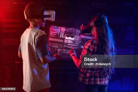 재미와 교육 프로그램을 사용 하 여 그들의 장치에 긍정적인 아이 가상현실에 대한 스톡 사진 및 기타 이미지 가상현실 가상현실 시뮬레이터 개발 Istock