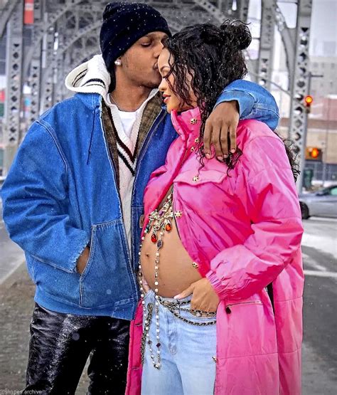 Tehotn Kr Ska Svoje Telo Vystavuje Rihanna Nos Bru Ko Ako Doplnok Fotografia Nov As