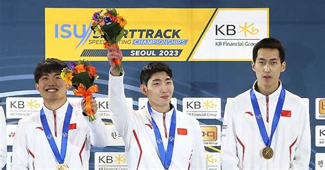 [포토s] 금메달 린샤오쥔 임효준 팬들 향해 손인사
