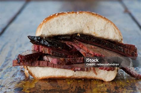 바베큐 고기 샌드위치 전통적인 화이트 햄버거 번에서 브리스킷 쇠고기 갈비 돼지 갈비 바베큐 치킨 또는 칠면조 요리가 제공됩니다 전통적인 클래식 텍사스 스타일 바베큐 0명에