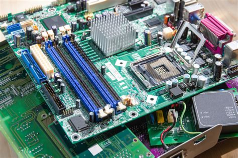 메인 보드 컴퓨터의 전자 폐기물 재활용 산업에서 오래된 컴퓨터 회로 기판 더미에 대한 스톡 사진 및 기타 이미지 더미