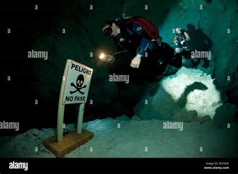 Underwater Cave Diving Warning Sign Banque De Photographies Et Dimages
