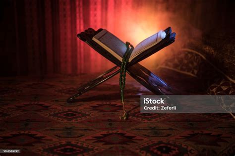 어두운 톤된 안개 배경으로 동부 카펫에 스탠드에 이슬람교도의 오픈 거룩한 책 이슬람 종교 개념입니다 선택적 초점입니다 0명에 대한 스톡 사진 및 기타 이미지 Istock