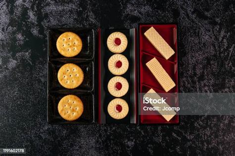 많은 쿠키가 접시에 아름답게 배열된 다음 나무 테이블에 놓습니다 맨 위 보기 가득 찬에 대한 스톡 사진 및 기타 이미지 가득 찬 갈색 강림절 Istock