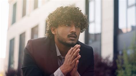 고통 스트레스 나쁜 감정 생각 불안 걱정 짜증 인도 사업가 질병으로 고통 받다 고통스러운 두통 좌절 문제 사업가 고용주 야외에서 도시에서의 기업가 생각 걱정하는에 대한 스톡