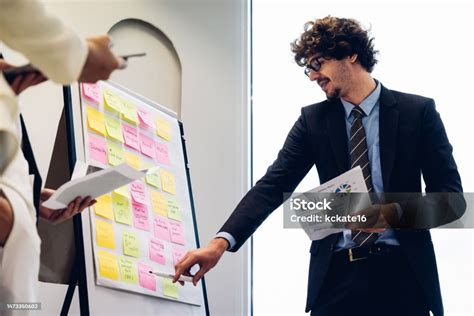 마케팅 코칭의 사업가 리더는 관심있는 비즈니스 사람들을 코칭하여 현대 사무실에서 교육 워크샵 프리젠 테이션을 제공합니다 2명에 대한 스톡 사진 및 기타 이미지 Istock